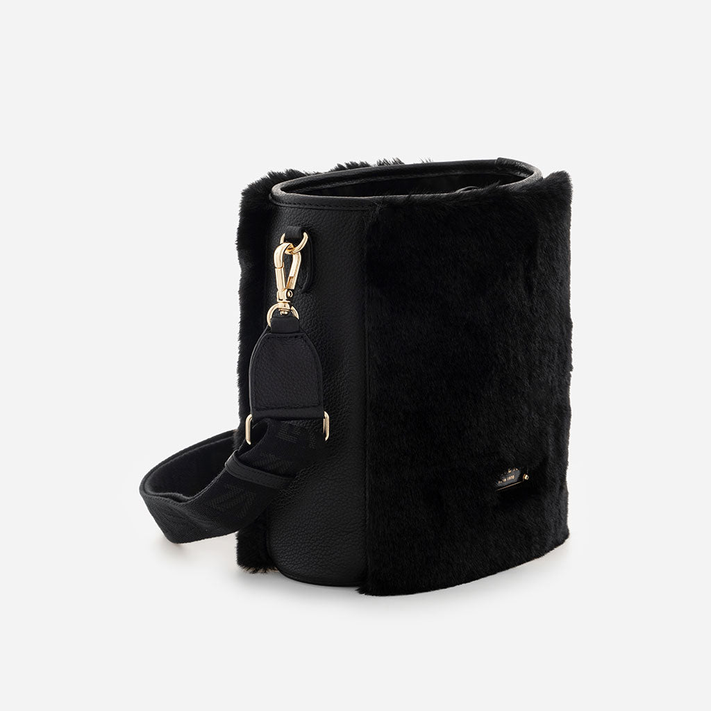 Nara - крос боди чанта от teddy плюш и кожа - черна – ZARENA