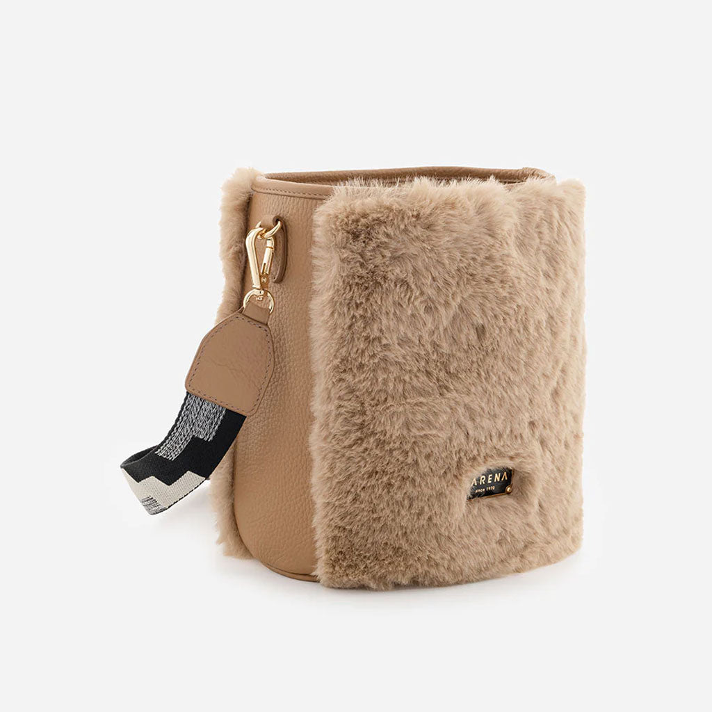 Nara - крос боди чанта от teddy плюш и кожа - бежова – ZARENA